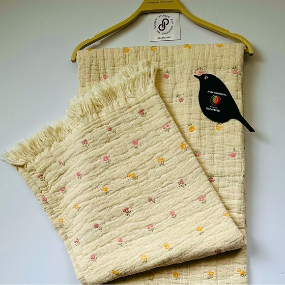 Piscatextil | Bedding | Salepiscatextil Throw Blanket Scattered Blooms ...